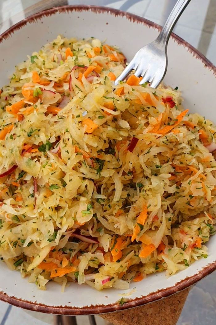 Surówka z kapusty kiszonej. Idealna do obiadu! – Kuchnia Izy